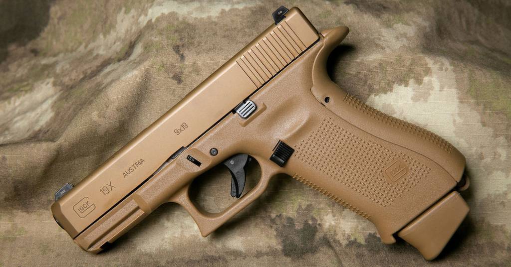 I cheated on my M&P for 3 months with a Glock 19X — and I may never go back
