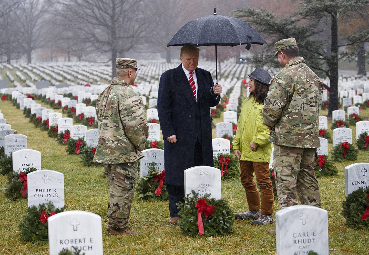 Trump visits Arlington cemetery for holiday commemoration
