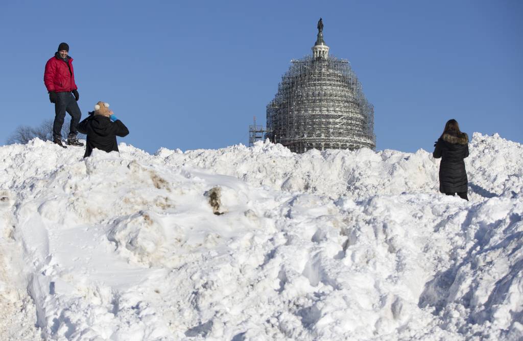 Massive snowstorm disrupts Capitol Hill, military plans