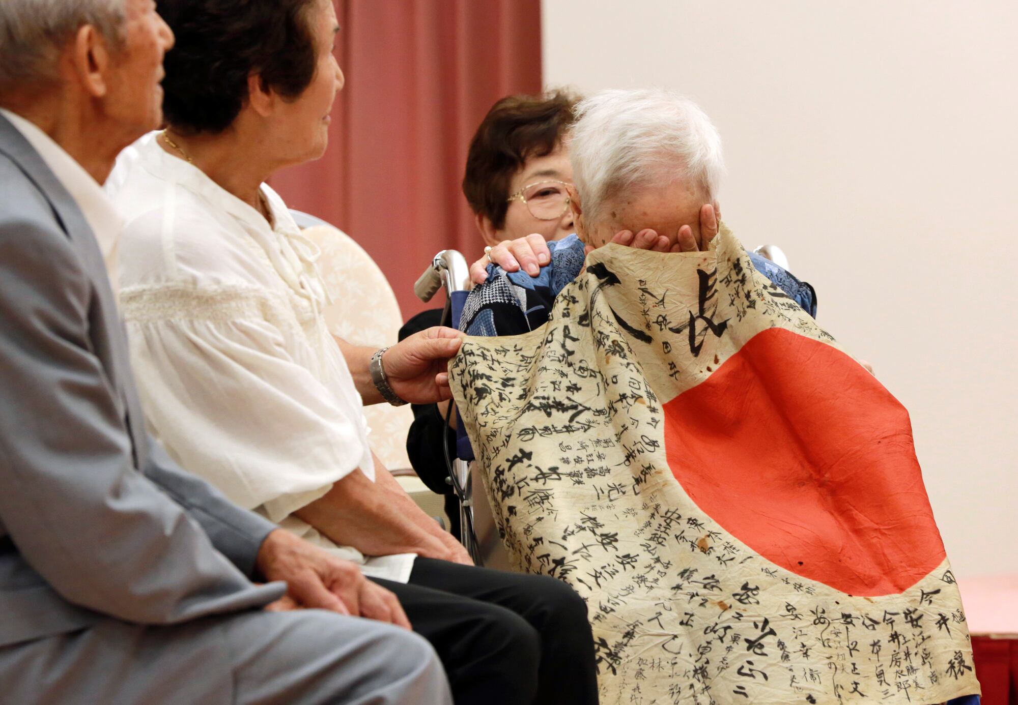 WWII Marine vet returns dead Japanese soldier's flag