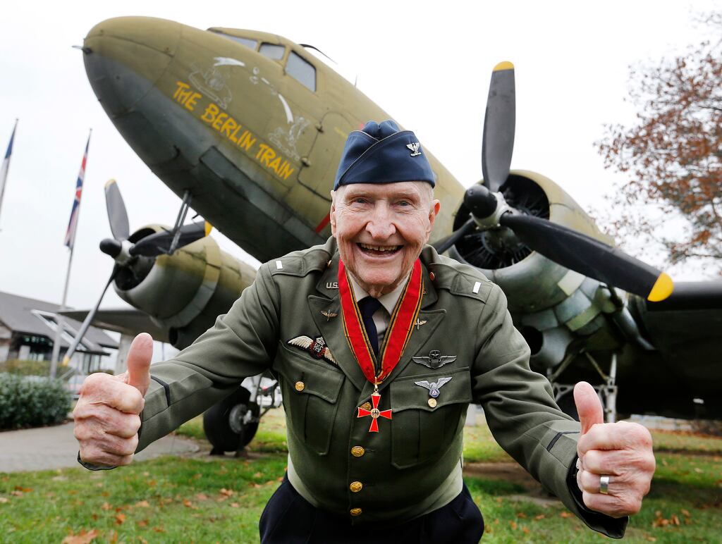 ‘Candy Bomber’ who dropped sweets during Berlin Airlift dies