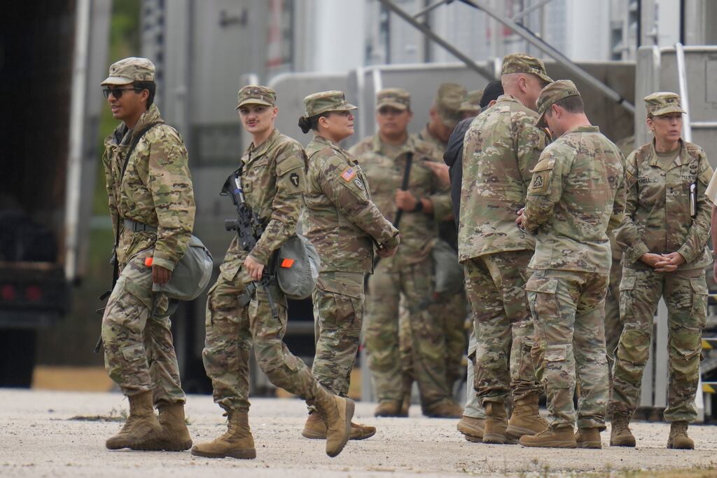 Texas National Guard members arrive in Illinois
