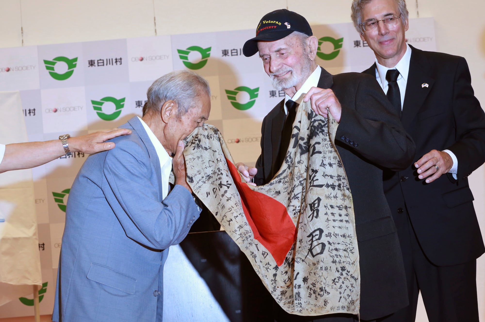 WWII Marine vet returns dead Japanese soldier's flag