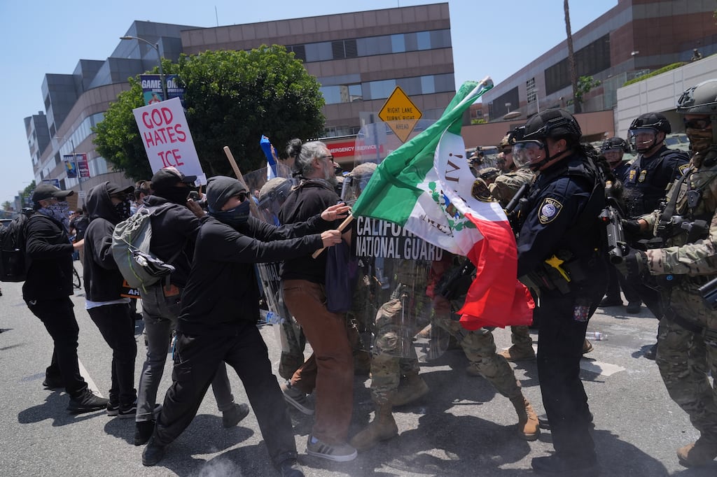 700 Marines deployed to LA to respond to immigration protests