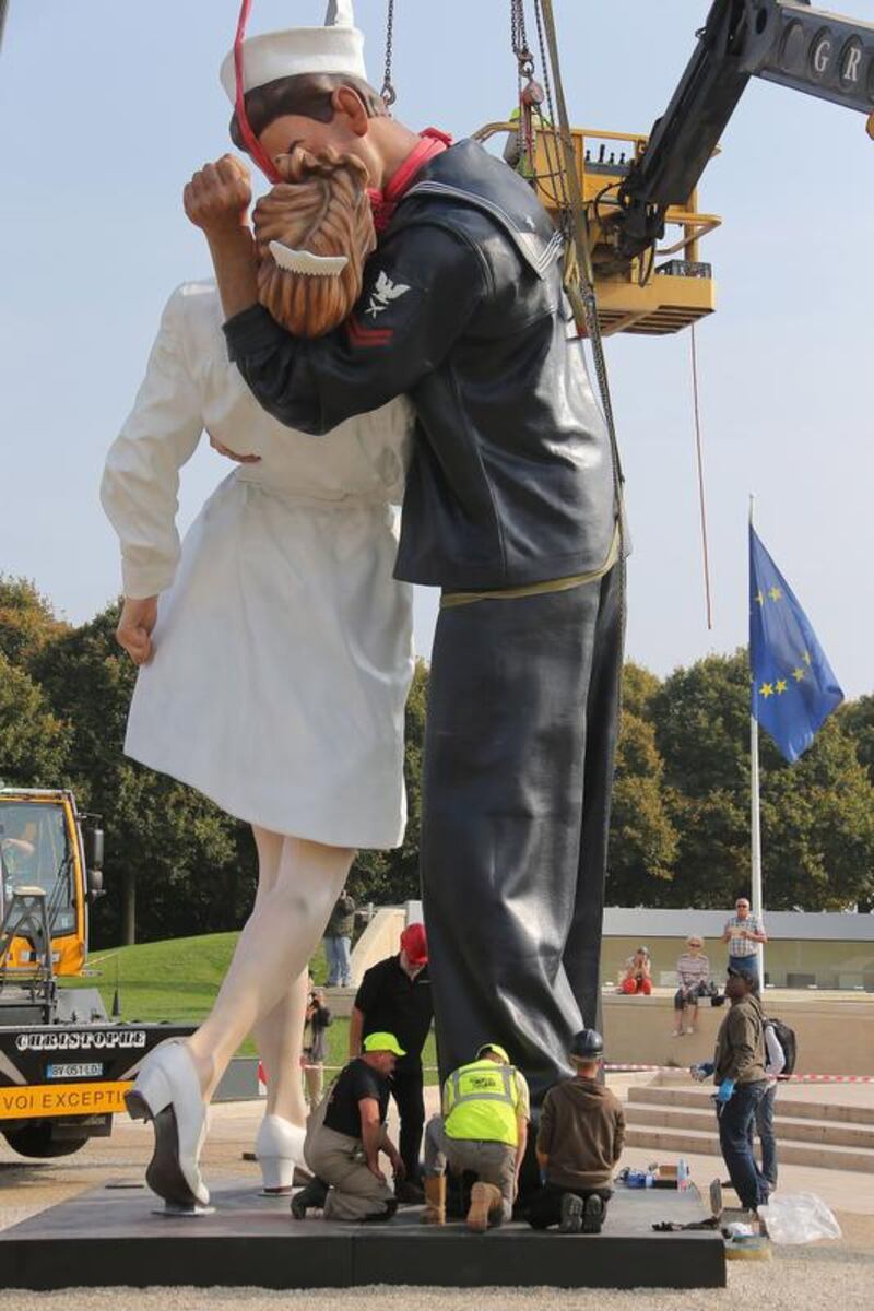 Sculpture of end-of-WWII kiss lands in Normandy