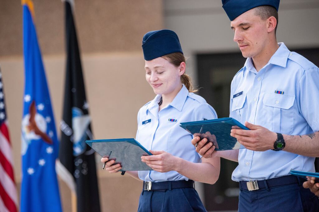 Join the military, become a US citizen: Uncle Sam wants you and vous