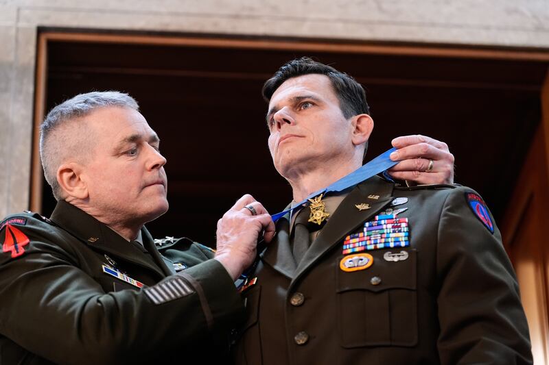 Army helicopter pilot wounded during Maduro raid receives Medal of ...