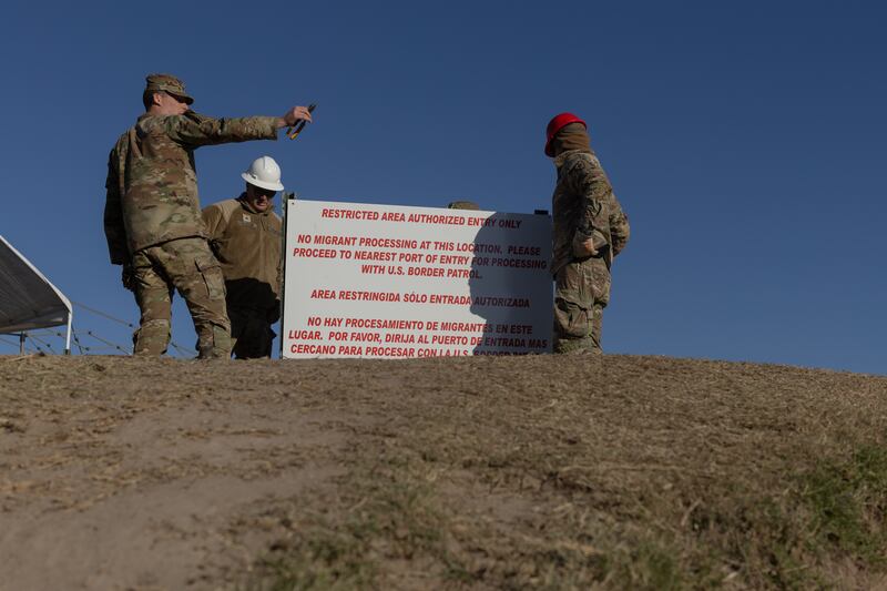 Border standoff peaks between Texas Guard and the federal government