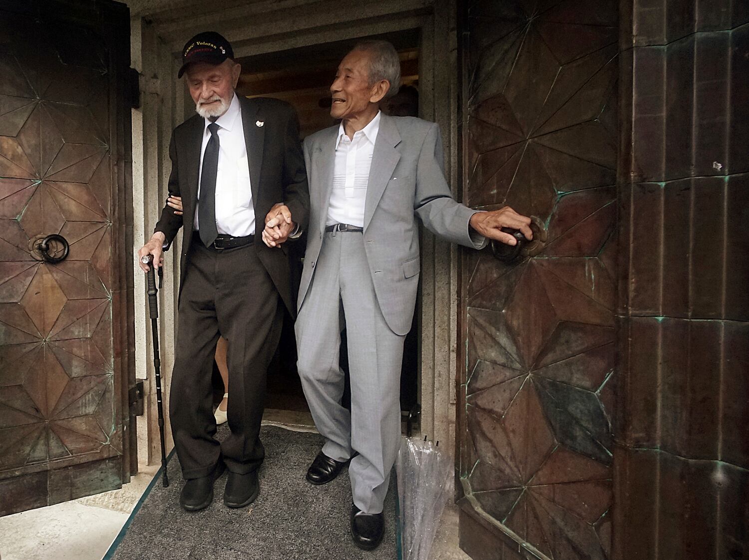 WWII Marine vet returns dead Japanese soldier's flag