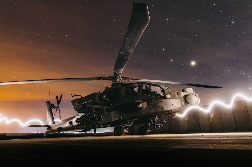 US soldiers rescued by drone after Apache helicopter goes down near the ...