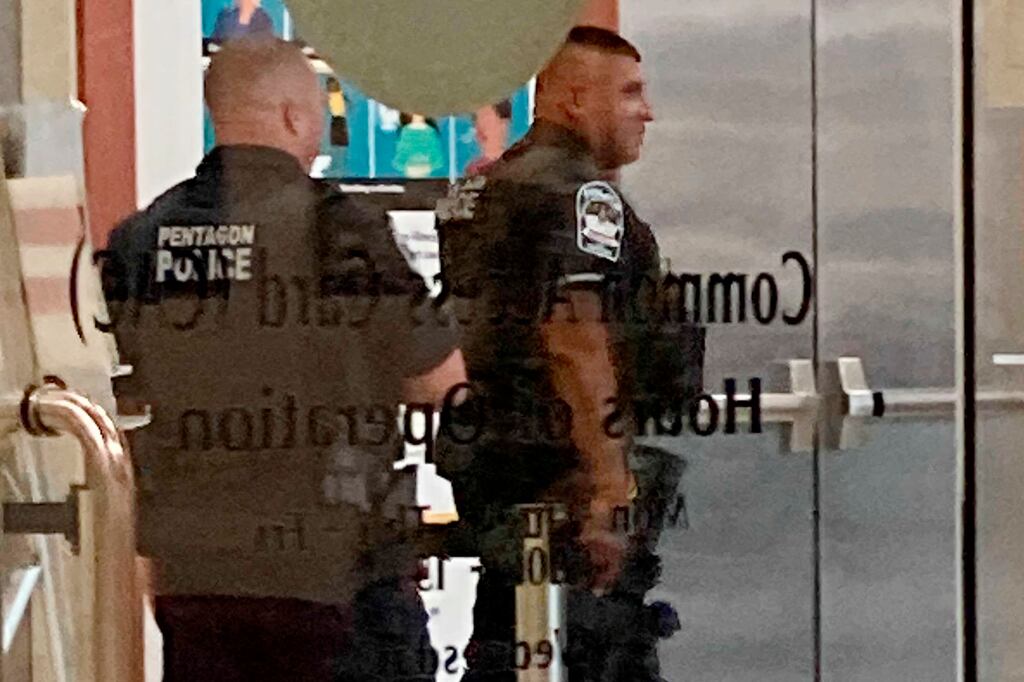 Officer dead, suspect killed in violence outside Pentagon