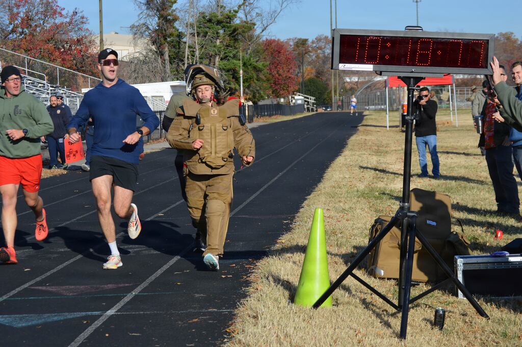 Army officer sets record for fastest mile run in EOD bomb suit